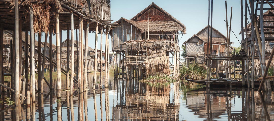 Viagem e turismo no Lago Inle, Mianmar. Pescadores remam com a perna